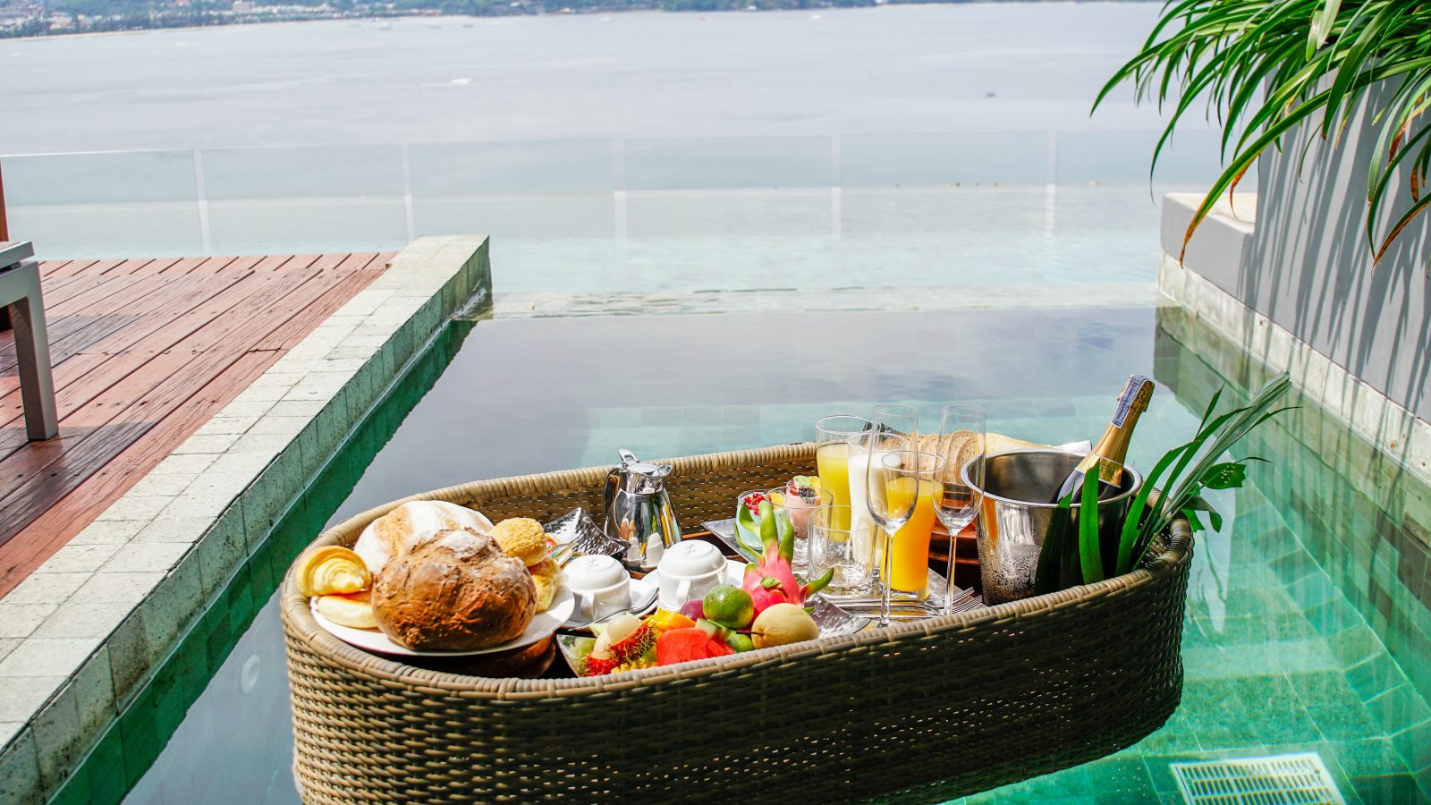11 ที่พักสุดปังมี floating breakfast ทานมื้อเช้าเก๋ๆกับสระส่วนตัว