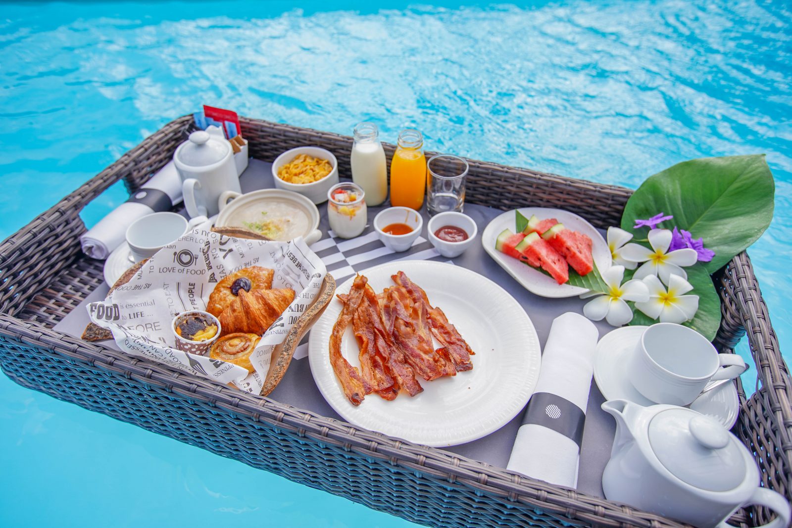 11 ที่พักสุดปังมี floating breakfast ทานมื้อเช้าเก๋ๆกับสระส่วนตัว