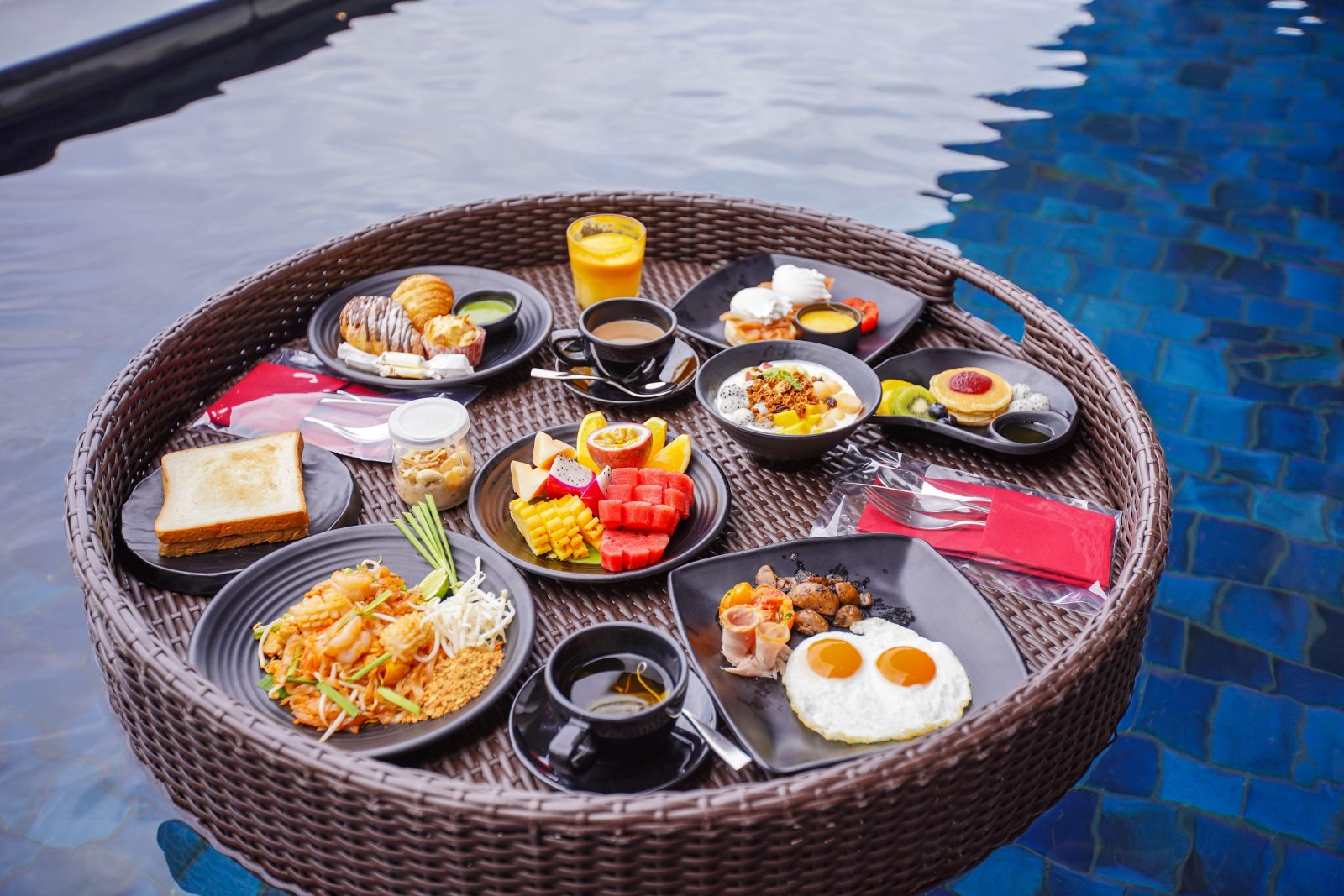 11 ที่พักสุดปังมี floating breakfast ทานมื้อเช้าเก๋ๆกับสระส่วนตัว