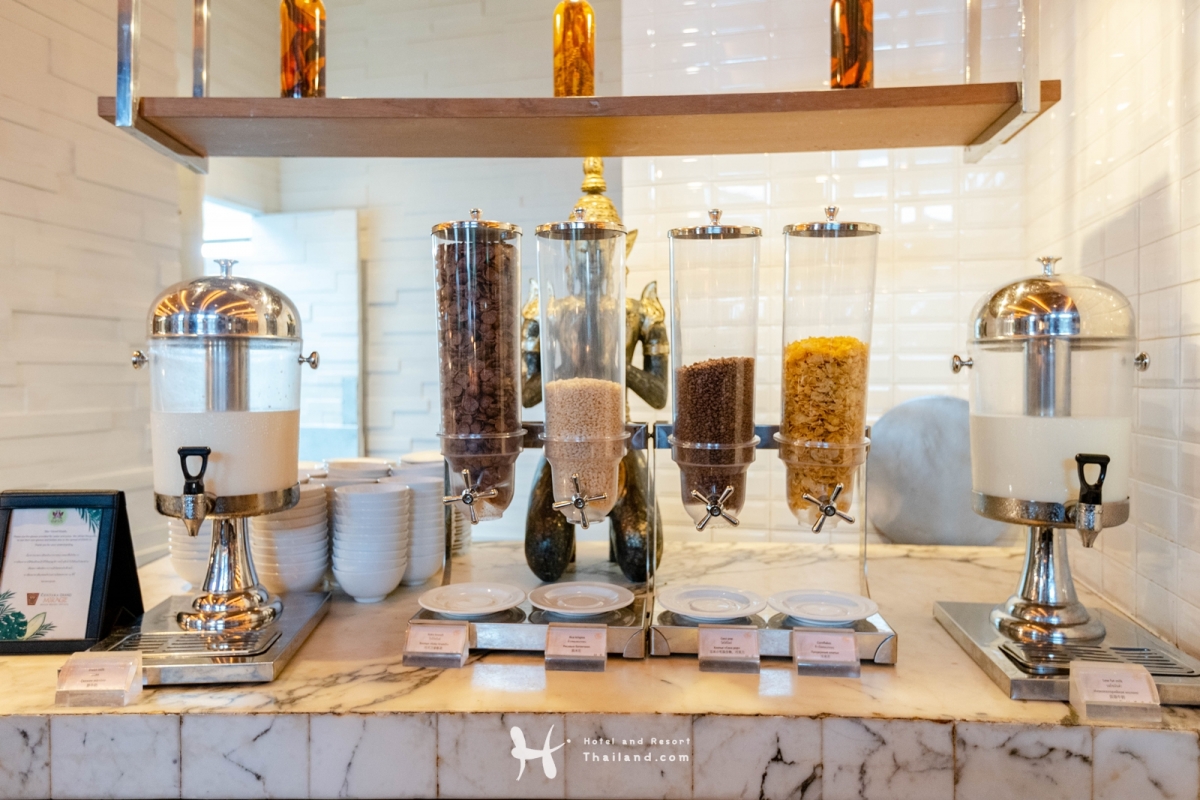 Egg Station อยู่ด้านนอก มีแฮม ไส้กรอก เบคอน