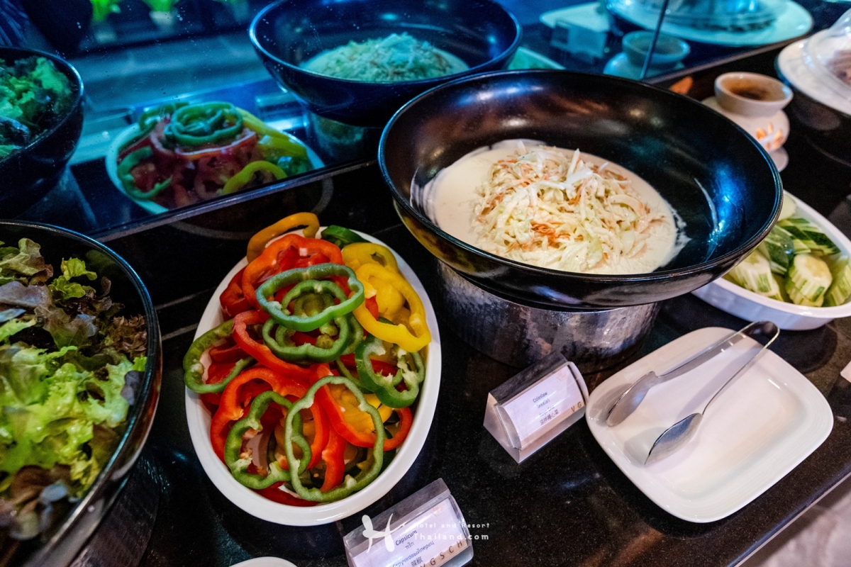 Egg Station อยู่ด้านนอก มีแฮม ไส้กรอก เบคอน