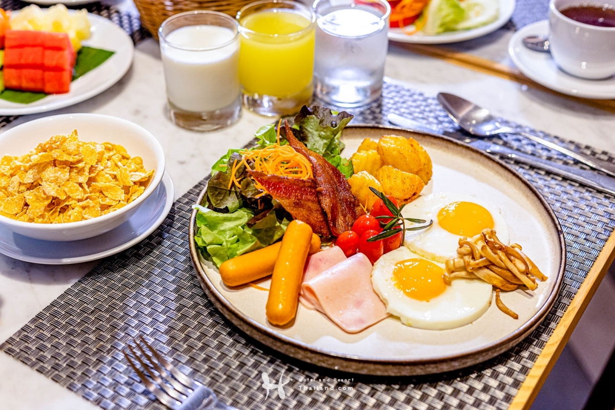 ไลน์อาหารตะวันตกมีมันอบ แฮม ไส้กรอกไก่ ไส้กรอกหมู สามารถสั่งไข่ที่ Egg ...