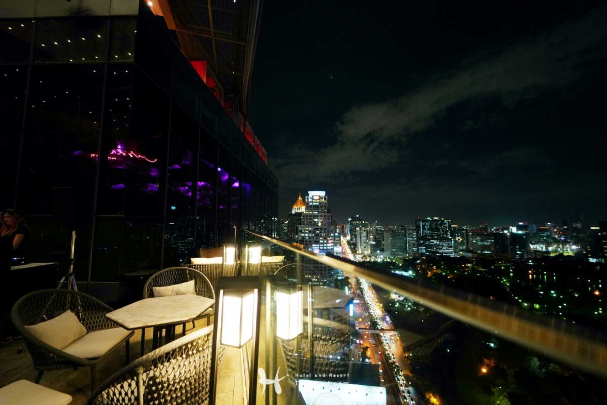 จากบาร์มองเห็นวิวย่านสีลม-สวนลุม มหานครเมืองใหญ่ยามค่ำคืน