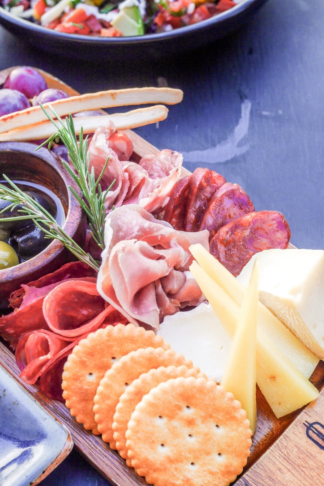 สามารถสั่ง cheese board มาทานกับไวน์ ถ้ารวมกลุ่มเพื่อนผู้หญิงตั้งแต่สี่ ...