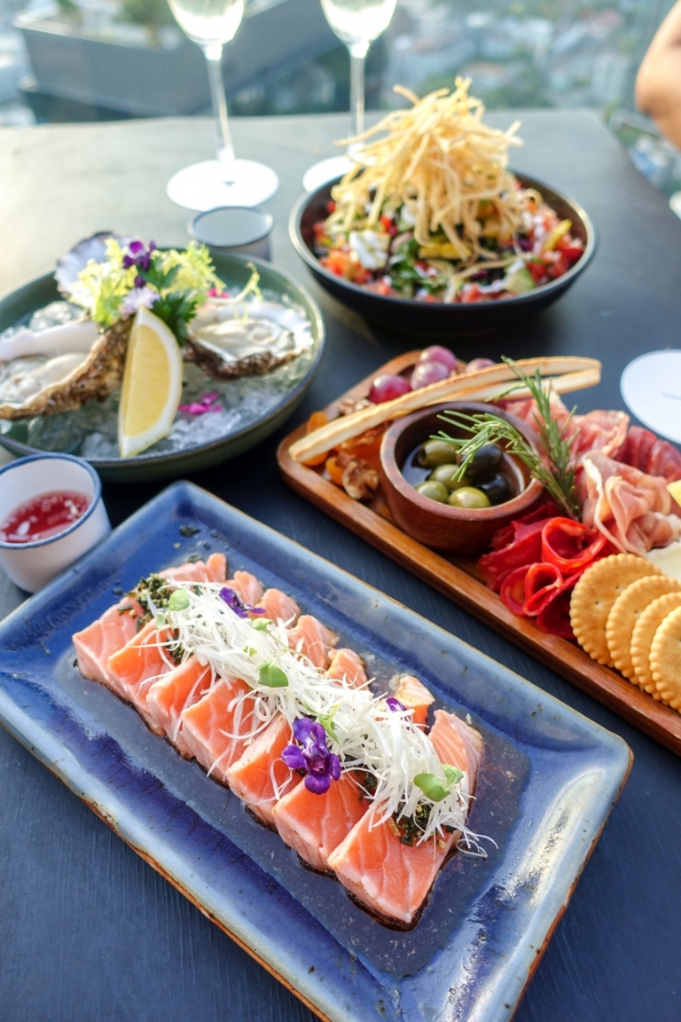 สามารถสั่ง cheese board มาทานกับไวน์ ถ้ารวมกลุ่มเพื่อนผู้หญิงตั้งแต่สี่ ...