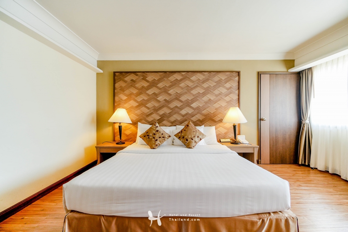 this room is beautifully decorated with a classic yet contemporary ...