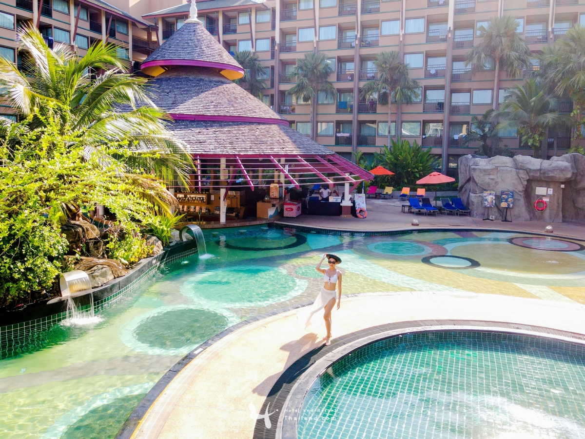 Modern luxury meets 4-star comfort in the lush setting of Novotel ...